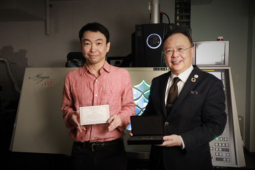 碌々産業 独立時計師の浅岡氏に『Expert Machining Artist』を授与 | 製造現場ドットコム